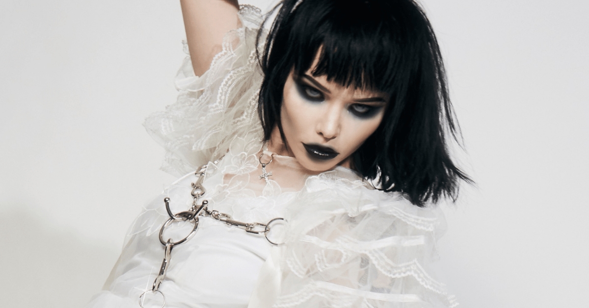 Alice Glass wyzbywa się bólu. Recenzja albumu "PREY//IV" - Rytmy.pl