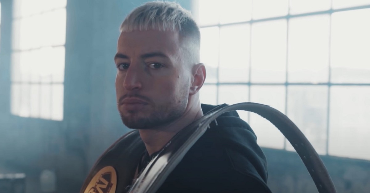 Edzio prezentuje swój merch i zaprasza na backstage - Rytmy.pl