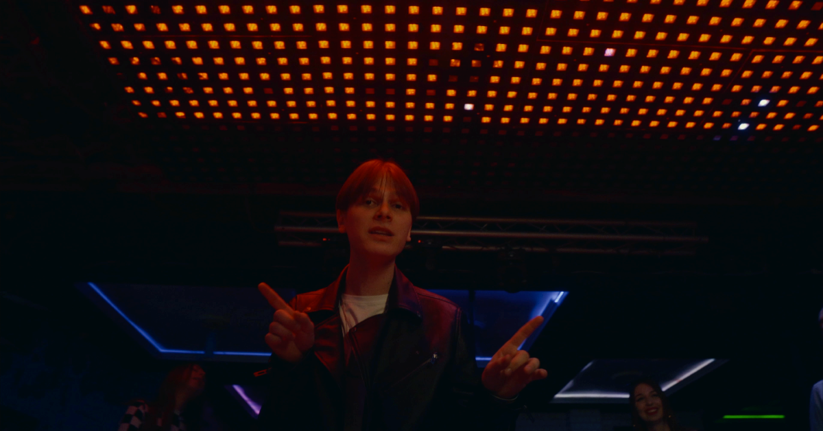 Arthur Samuel gra dla serca w utworze „Źródło Życia” - Rytmy.pl