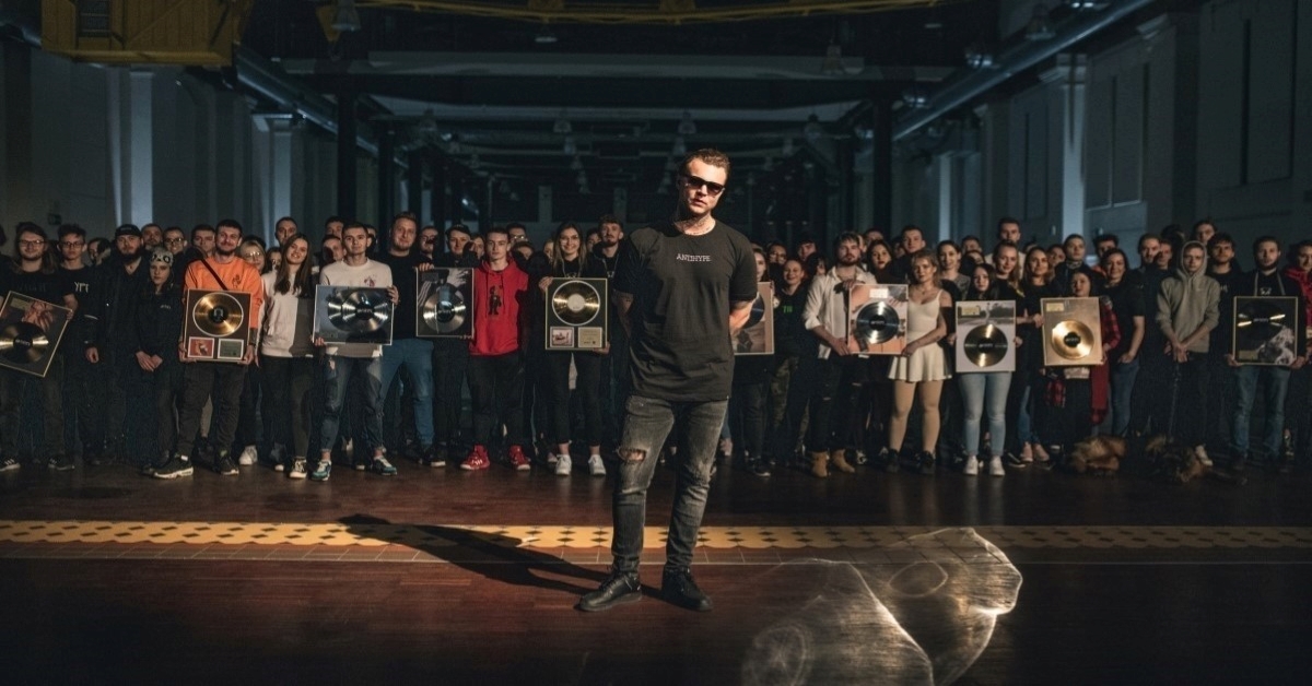 Sarius zebrał 300 swoich fanów i nagrał z nimi kawałek „Stado” - Rytmy.pl