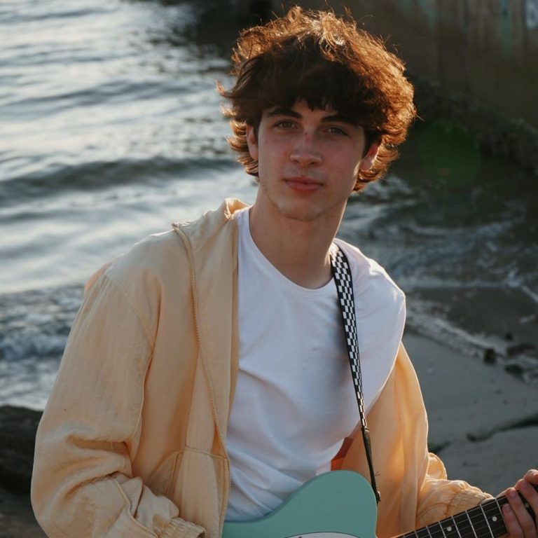 Aidan Bissett zapowiada EP-kę singlem „Tripping Over Air” - Rytmy.pl