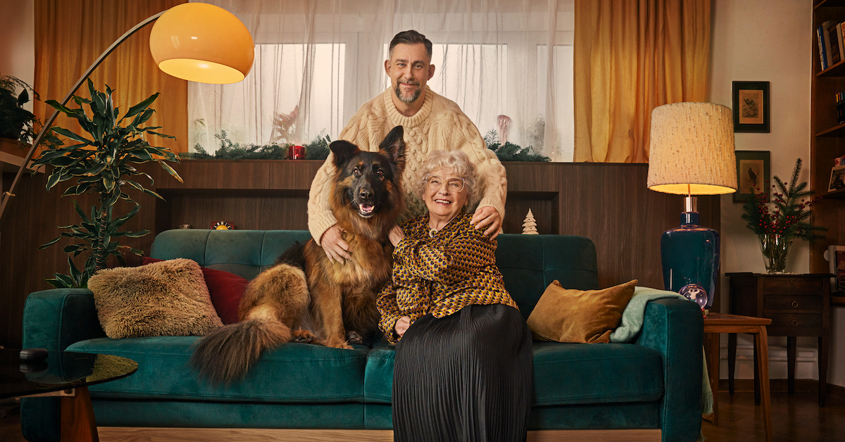 Wojtek Sokół z babcią w nowej świątecznej reklamie Samsunga - Rytmy.pl